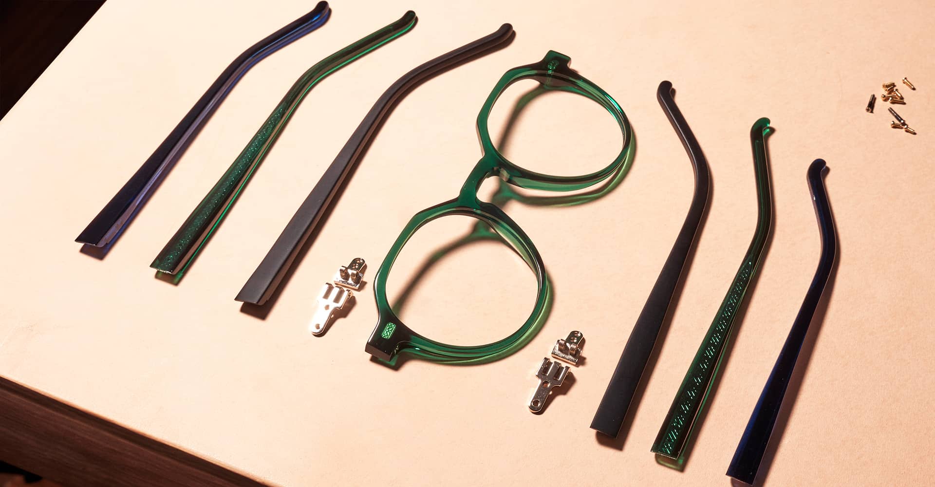 Wie Sie entspiegelte Brillengläser richtig reinigen - CHALON AG